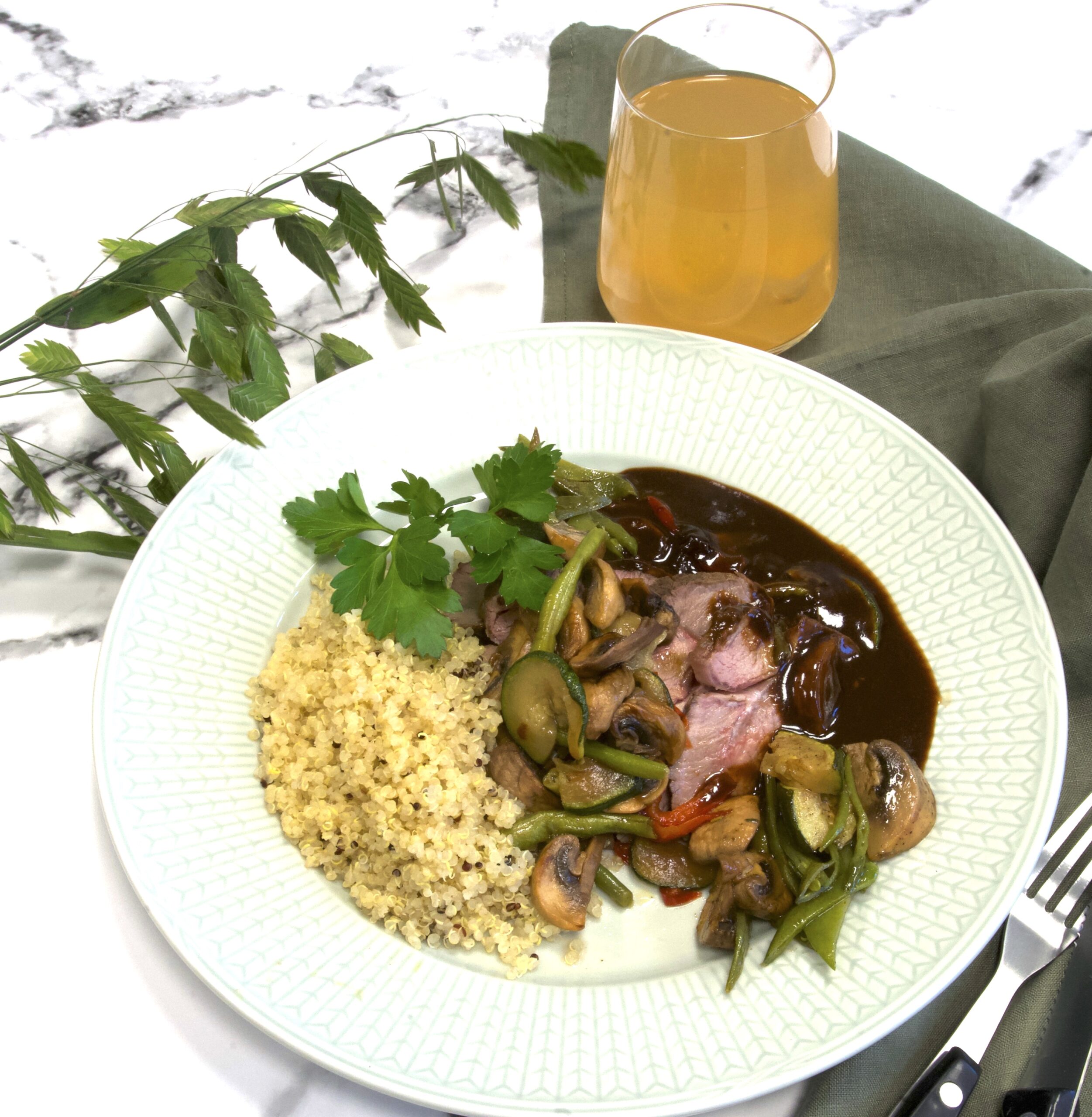 *V2 Ex Sön L: Lammrostbiff med marinerade grönsaker & myntasky, quinoa ...