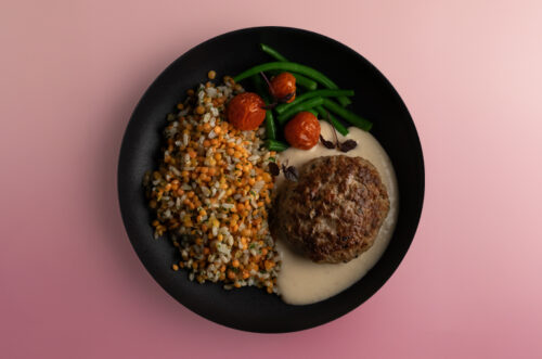 Vegetarisk Gulasch serveras med saltgurka och creme fraiche