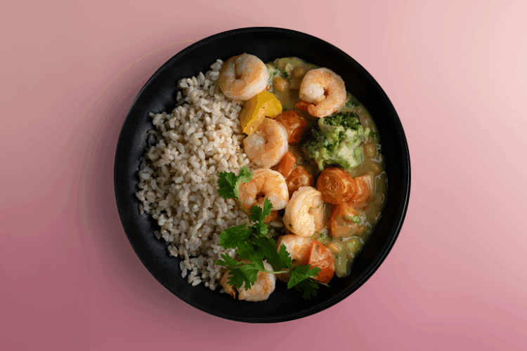 Vegetarisk Gulasch serveras med saltgurka och creme fraiche