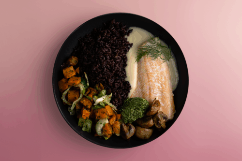 Vegetarisk Gulasch serveras med saltgurka och creme fraiche