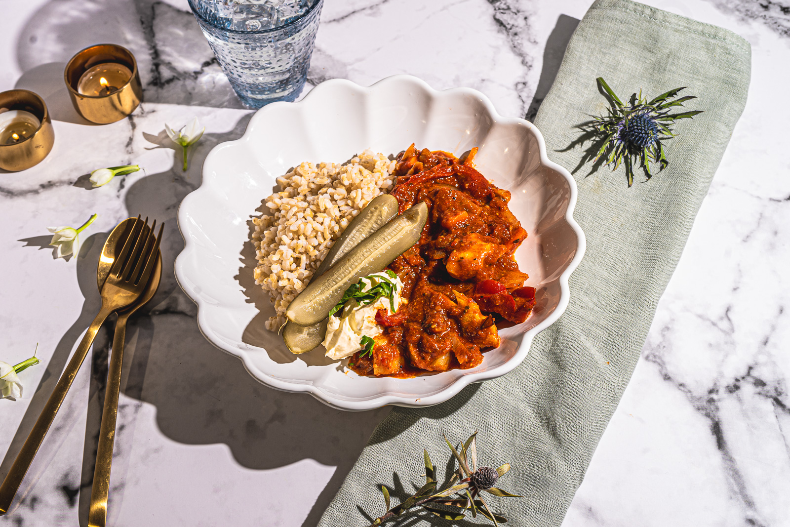 Vegetarisk Gulasch serveras med saltgurka och creme fraiche