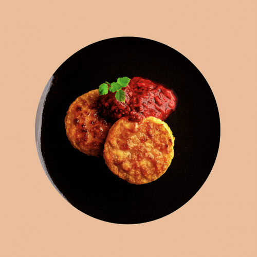 Vegetarisk Gulasch serveras med saltgurka och creme fraiche